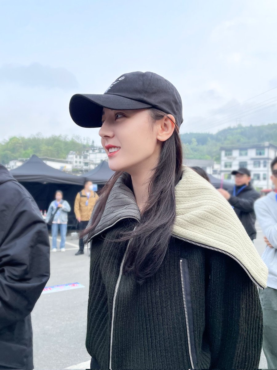 dilraba63_fanclub on Twitter: "Dilraba‘s studio shared more photos of Deng Yan at the booting ...