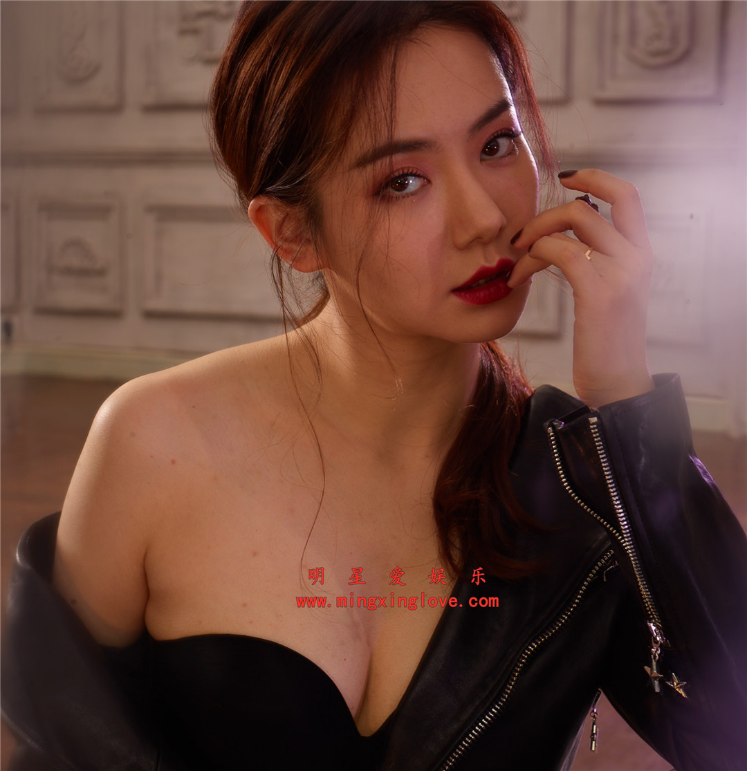 mingxinglove on Twitter: "#戚薇 为某内衣品牌拍摄的 #内衣 广告花絮照片，#大尺度 露胸内衣照，放大可看清肌肤纹理，高清 #4K 分辨率原图无修组图下载 #明星生图 ...