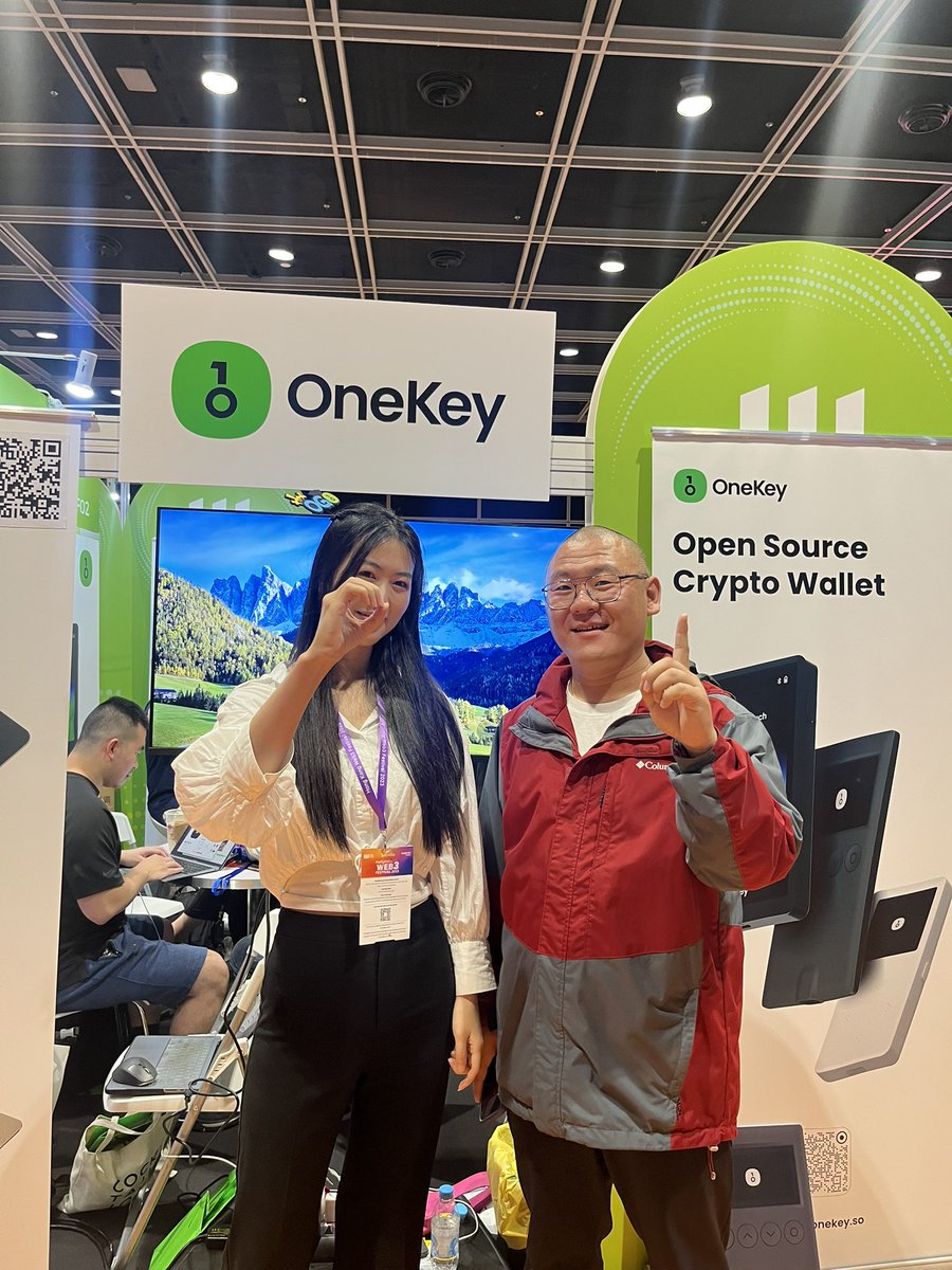 子鱼ziyu on Twitter: "OneKey的logo拆开看，是1加0。所以来OneKey展台合影，不比耶，比1和0。"