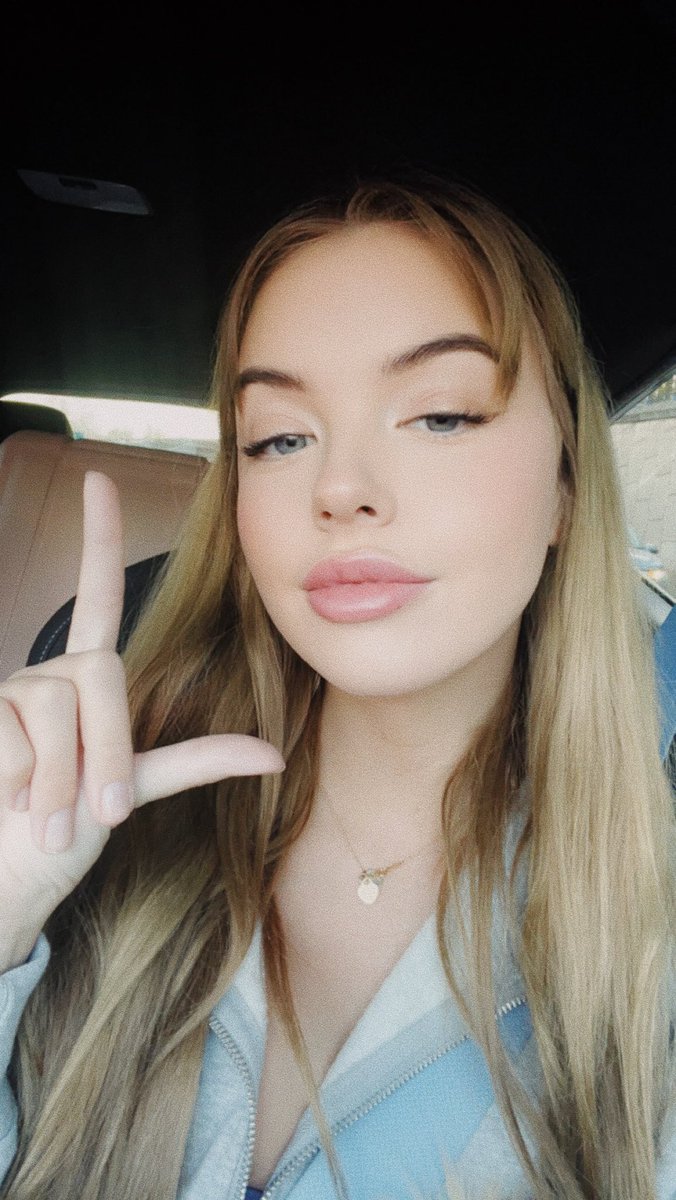 Goddess Alicia on Twitter: "Go deep down my rabbit hole 😈"