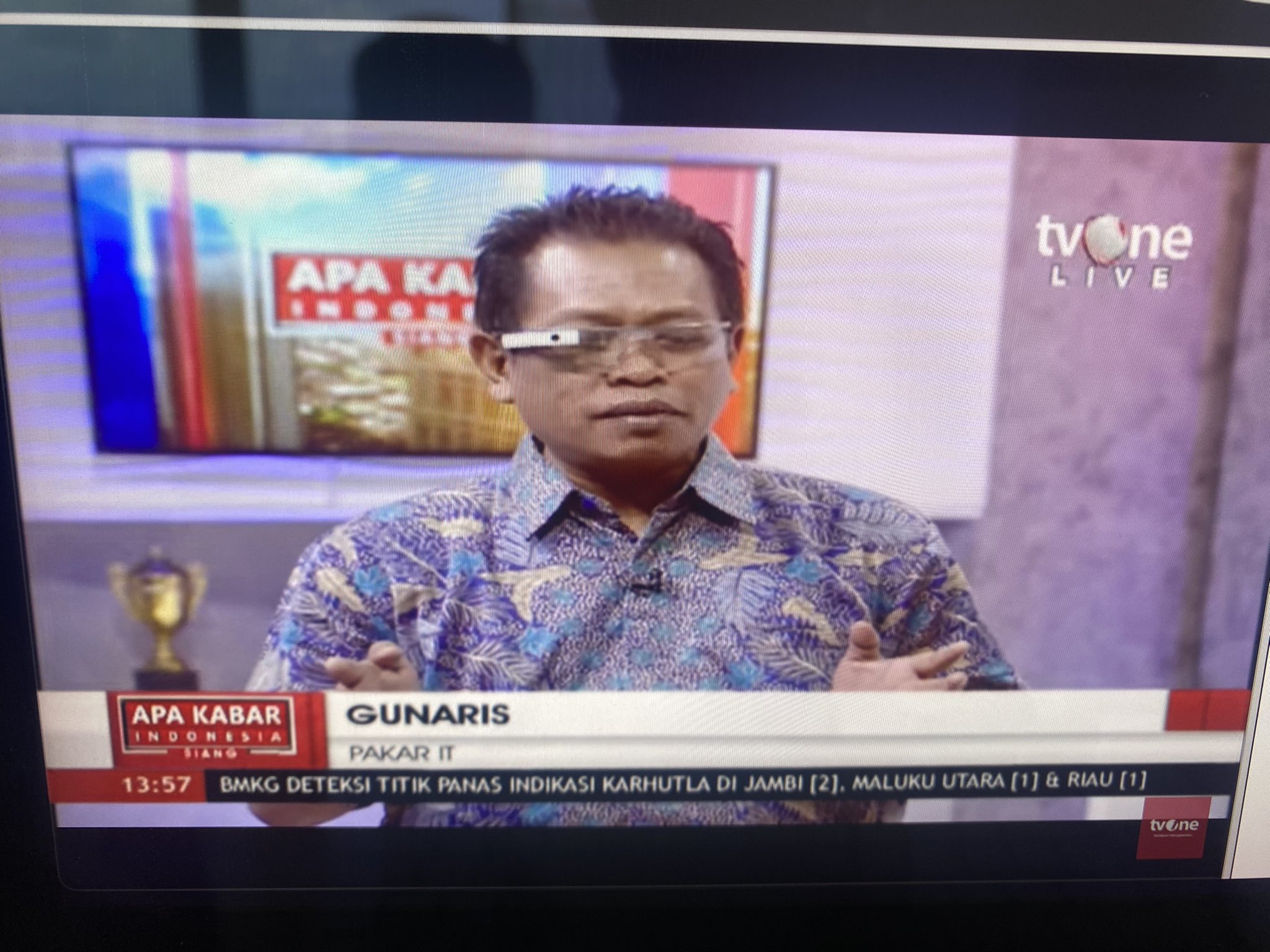 @ibnux@groupsebelah.com 🎭 on Twitter: "Pakar IT tuh gini dong Harus hitek, pake google glass ...