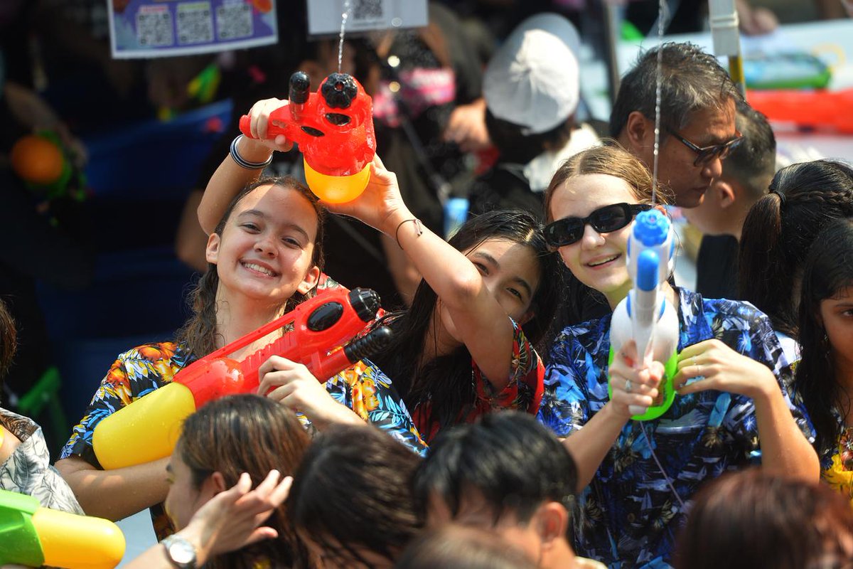 Xinhua Indonesia on Twitter: "Intip keseruan orang-orang yang mengikuti perang air untuk ...