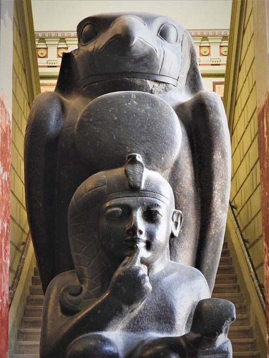 Dr. Peter J Brand on Twitter: "15/ the sun disk on his head, the sw-plant hieroglyph he holds ...