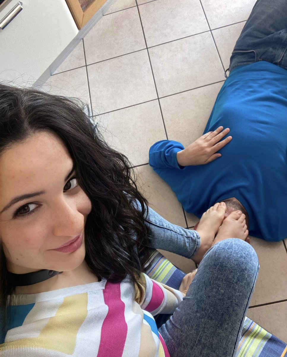 Ladysamira On Twitter Footstool Feetfinder Feetpicforsales Findom Findomitalia