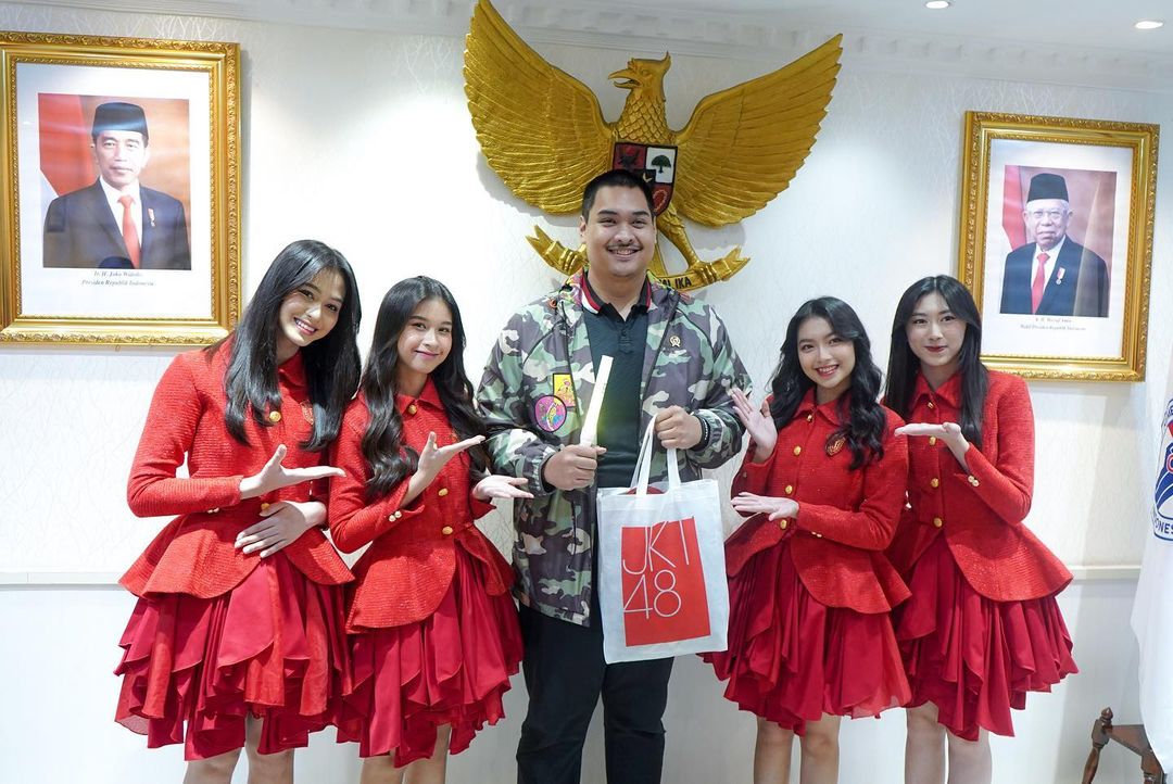 Jesssz Oktaviani on Twitter: "Bayangin Flora/Lyn yg foto bareng mas menteri 😂"