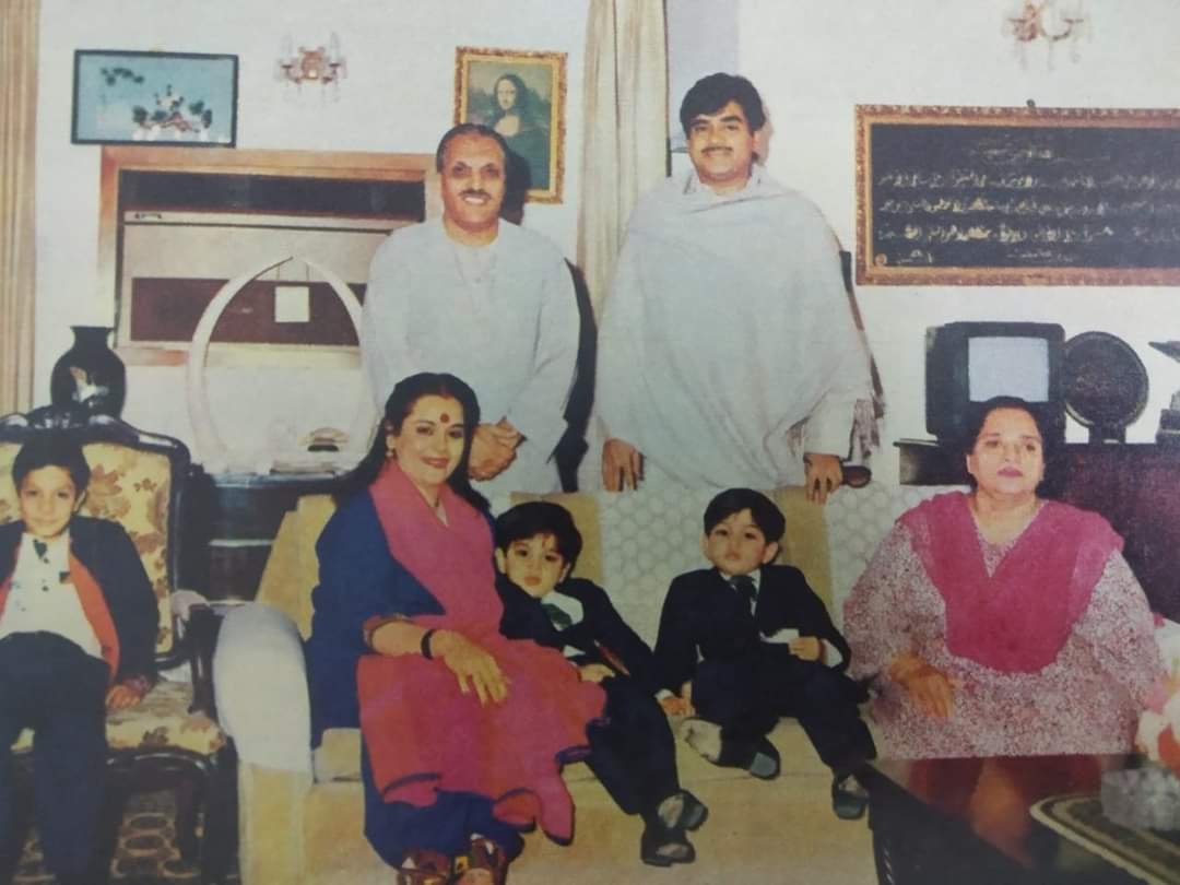 Hasnain Mirza on Twitter: "1986 :: Bollywood Star Shatrughan Sinha and Family Meeting Pakistan ...