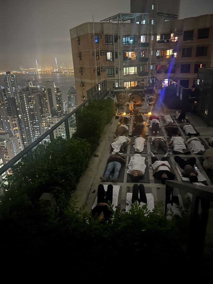 比特傻 On Twitter 《web3的香港折叠》 一边是游轮,香车美女party,夜夜笙歌 一遍是睡天台,有的连个毯子都没有 香港折叠,最是心酸 但web3是一个有利的打破阶级壁垒的