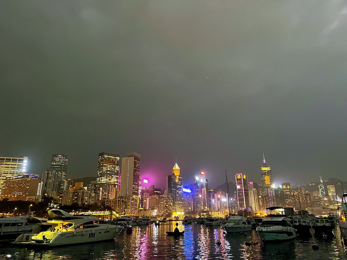 比特傻 On Twitter 《web3的香港折叠》 一边是游轮,香车美女party,夜夜笙歌 一遍是睡天台,有的连个毯子都没有 香港折叠,最是心酸 但web3是一个有利的打破阶级壁垒的