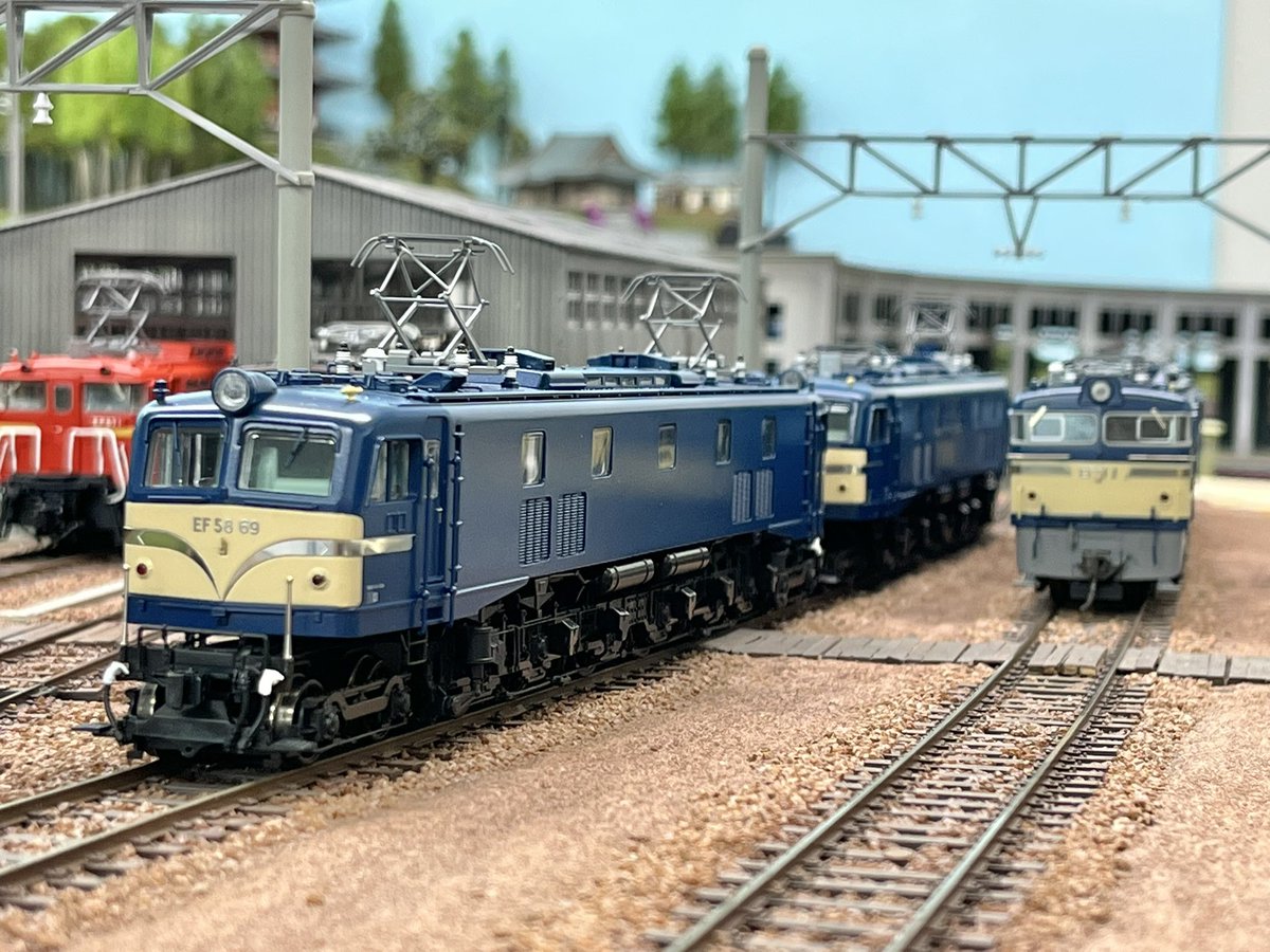 サロマニア on Twitter: "荷37レの牽引に備えて重連で待機するEF58 69+EF58 64 広島機関区東蟹屋派出にて1980年8月 の思い出"