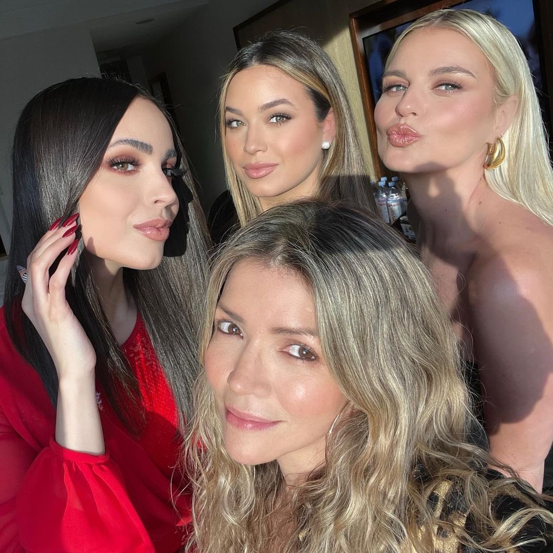 Sofia Carson Info | Fan Account on Twitter: "📸 Mais fotos de Sofia Carson com sua irmã e amigas ...