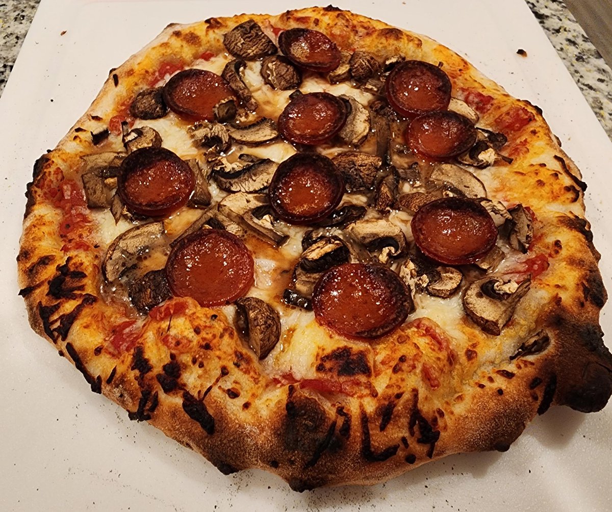 Pizza Pics Bot 🍕📷 on Twitter: "Friday night pizza night"