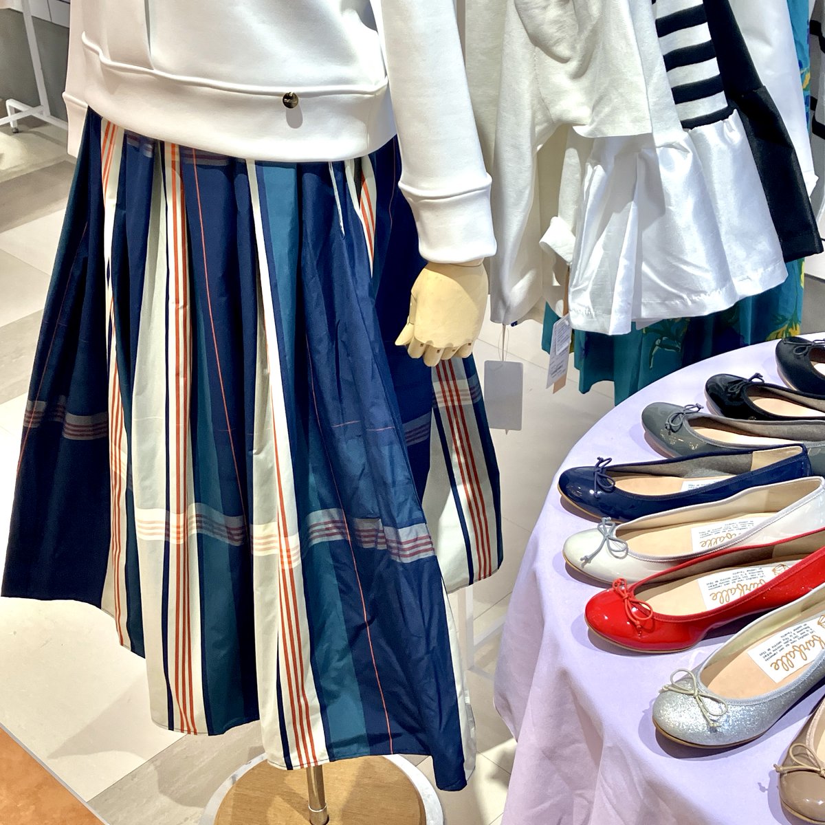 大丸札幌店 on Twitter: "3階 キキヨコチョで〈farfalle〉×〈TRECODE〉期間限定ショップを開催中🌸 軽やかな素材感のスカートや春らしいトップス、柔らかい履き心地が大 ...