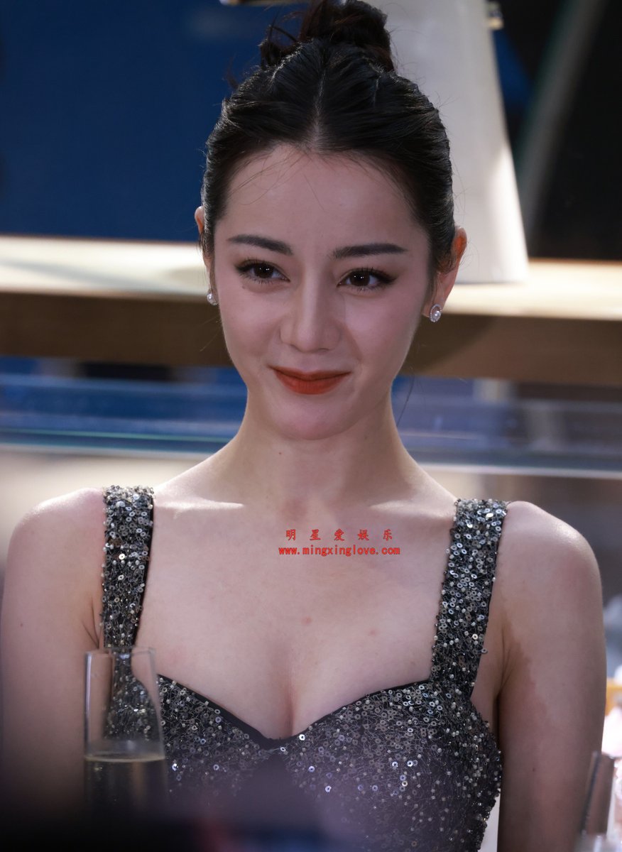 mingxinglove on Twitter: "#迪丽热巴 参加沛纳海活动现场花絮照片，大尺度吊带露胸裙，放大可看清肌肤纹理，高清8K分辨率原图无修 #生图 下载 #明星生图 https ...
