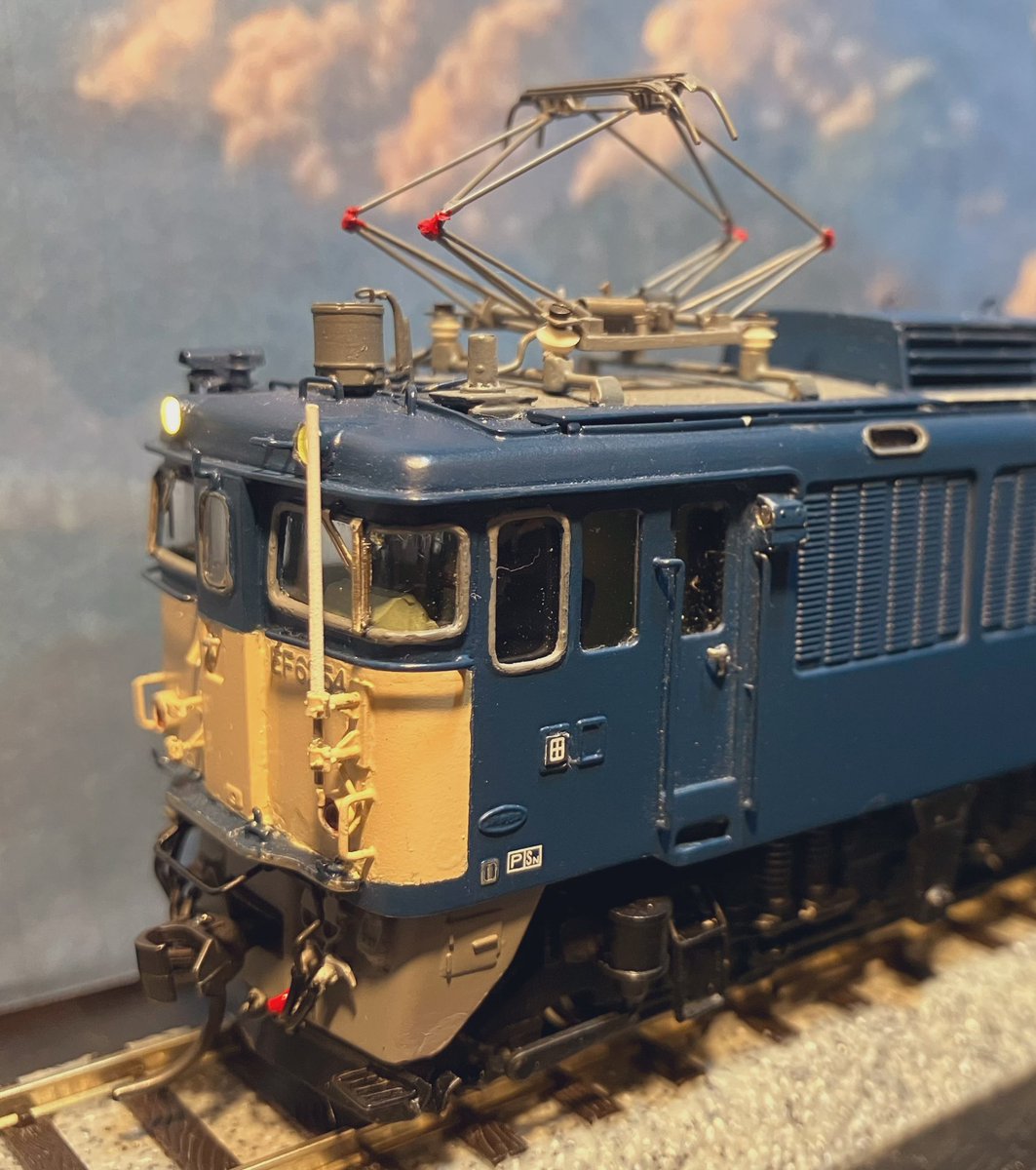 作り鉄次郎 on Twitter: "ひかり模型のEF62のDCC化です。電暖表示灯を点灯化しましたが、上手く中の穴とLEDの位置が合わず、明るさが出ません。実物は大変明るいのですが。これ以上 ...