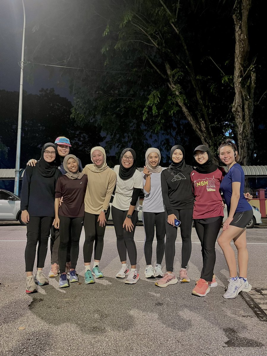 tyra H 🕊🤸🏻‍♀️ on Twitter: "The early risers (howt girls only)"