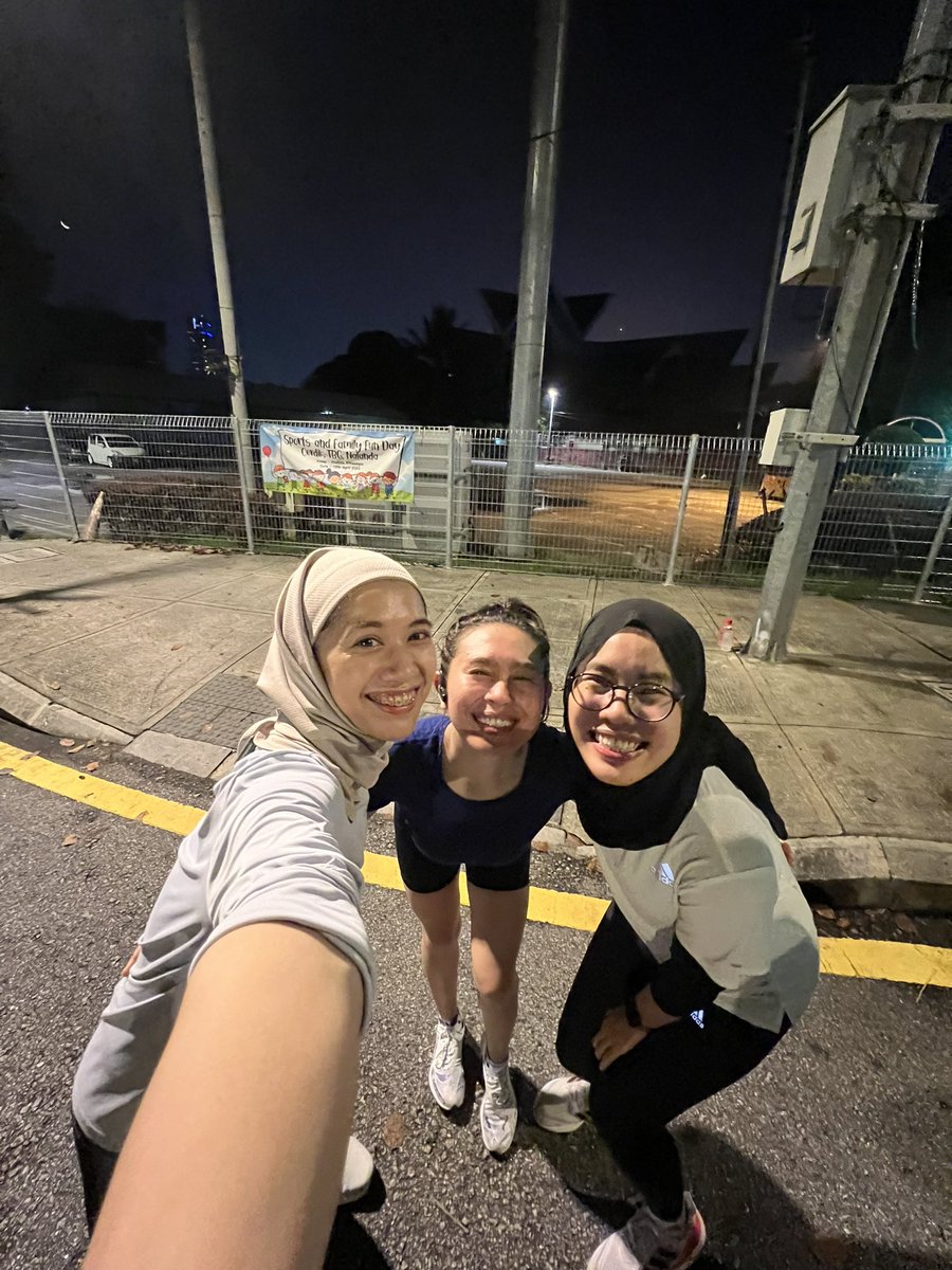 tyra H 🕊🤸🏻‍♀️ on Twitter: "The early risers (howt girls only)"