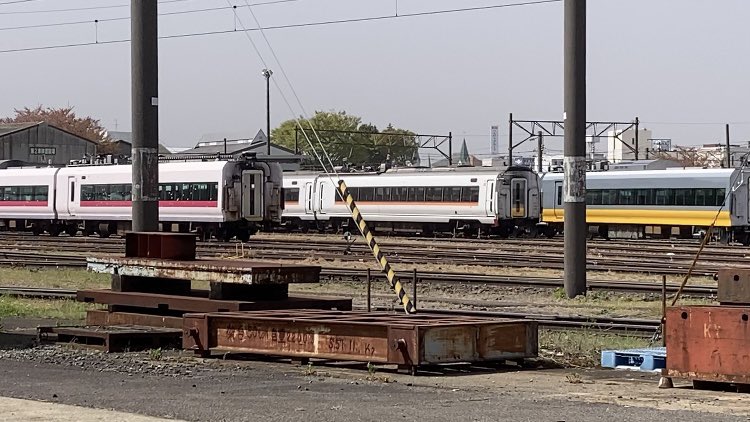 キツネキタ on Twitter: "郡山総合車両センターが勝田車両センターのようになっていました。通常カラーのE657系や651系1000番台、E653系フレッシュひたち号のリバイバルカラー ...