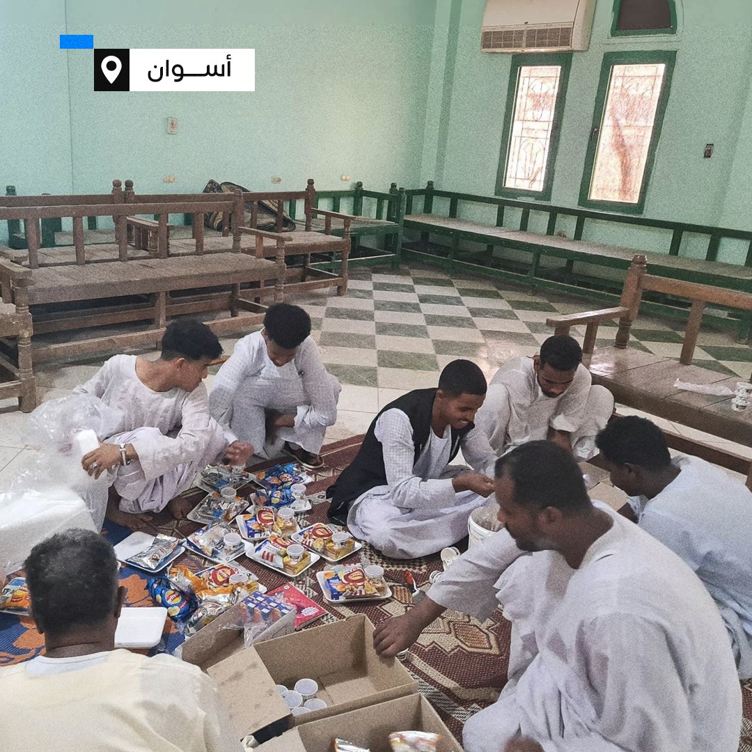 شبكة رصد On Twitter أهالي أسوان يوزعون وجبات مجانية على الوافدين