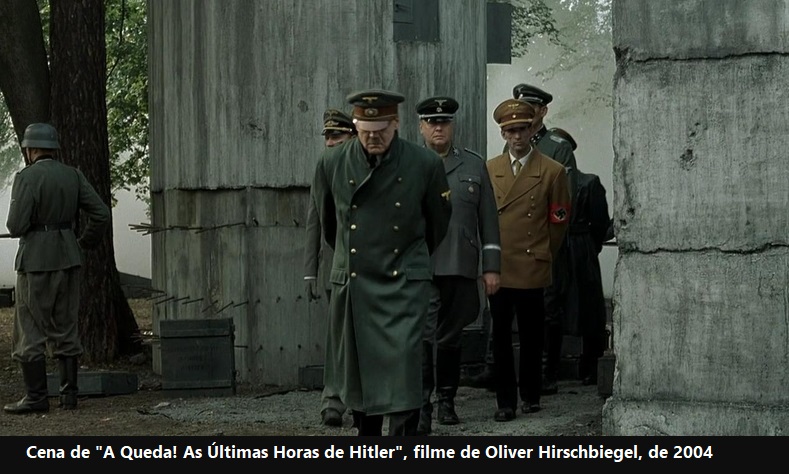 Dois soldados soviéticos apontam para a cova onde os restos mortais de ...