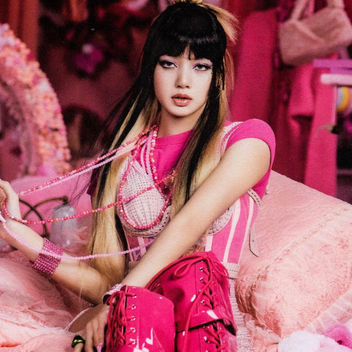 ًia On Twitter Rt Popbase Lisa Joins Blackpink As The Only K Pop