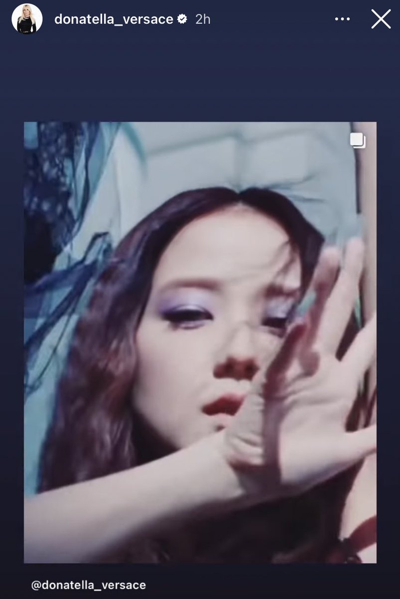 - A - || HYDE PARK 🤍 on Twitter: "SE IMAGINAN QUW JISOO VALLA AL MET GALA CON VERSACE 😱👀"