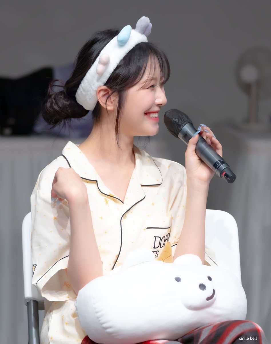 프나웃음벨노지선 on Twitter: "220703 위버스 팬사인회 백지헌 2p #프로미스나인 #백지헌 #fromis_9 #BaekJiheon"