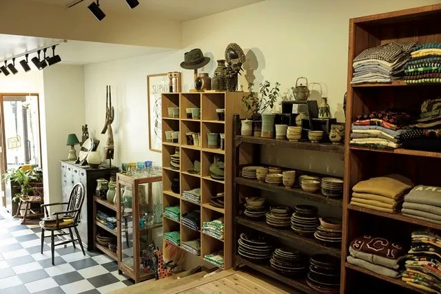 GINZA on Twitter: "“用の美”を実感。高円寺「MOGI Folk Art」で万国の手仕事と出合う https://buff.ly/3oNhaWJ"