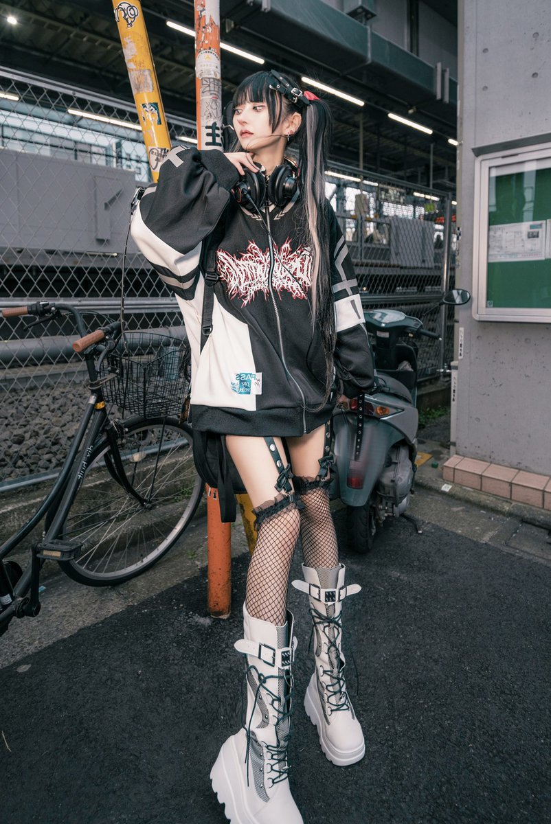 HIDOLATRAL THEODOL on Twitter: "《近未来メタルジャージ》BLACK 〝着られてる感〟が可愛すぎる、 超オーバーサイズのメタルロゴプリントジャージ。 サイバー ...