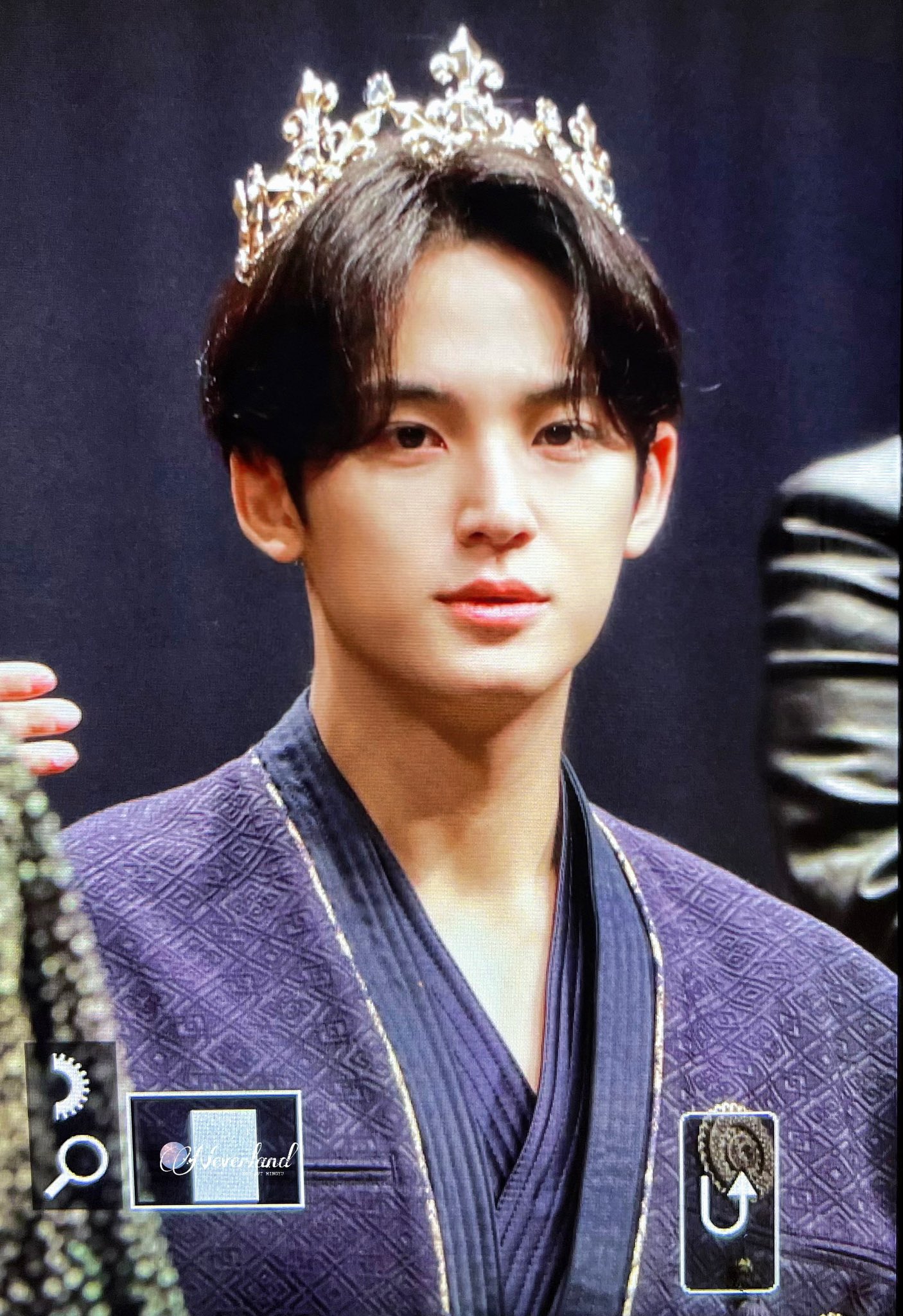 🍰 on Twitter: "mingyu being an idol with during an album fansign that gained 4m slaes in a week ...