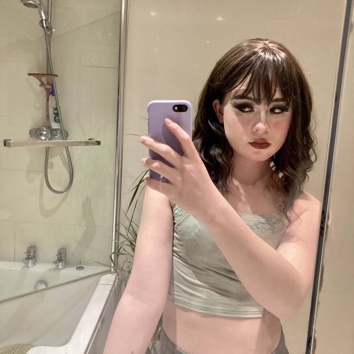 blodwynn on Twitter: "3:00 am bathroom selfies go hard"