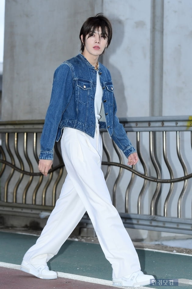 유성🍒 on Twitter: "＂시.선.고.정＂유타 순정만화 비주얼 http://naver.me/FFiX7NFM NCT 유타 잠수교에서 찍어도 화보 http://naver ...