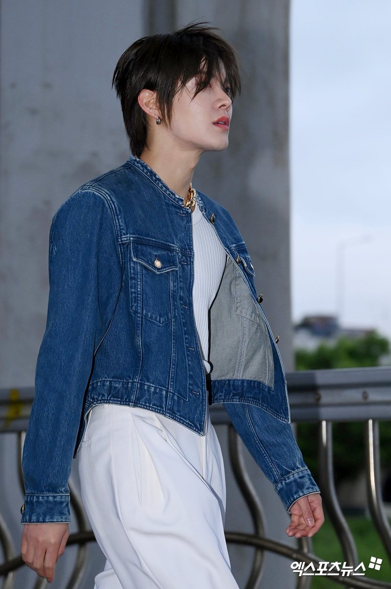 유성🍒 on Twitter: "NCT127 유타 '내가 걷는 이 길이 런웨이' https://naver.me/5P2ows0B NCT127 유타 '각도를 가리지 않는 잘생김 ...