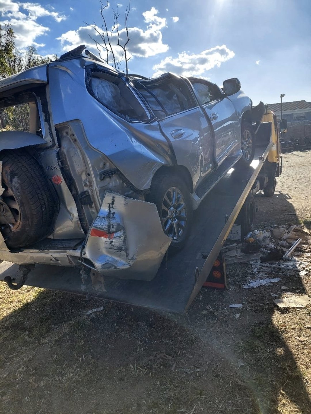 Freeman on Twitter: "There is no collision with an electric pole that crushes the back of a car ...