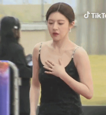 인스티즈 on Twitter: "누가봐도 긴장해서 굳어버린 배우 고윤정 ㅋㅋㅋㅋ.jpgif (링크에 더있어요👉) https://instiz.net/pt/7371702"