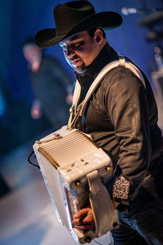 Raúl Brindis on Twitter: "El músico e integrante de @DUELOOFICIAL, Dimas López Jr. cumple 40 ...