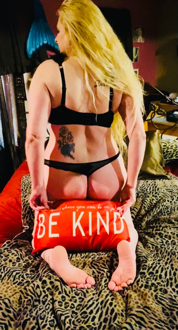 Lynn on Twitter: "Be Kind Or Get Left Behind! Love, Lynn http://onlyfans.com/lovinglynn"