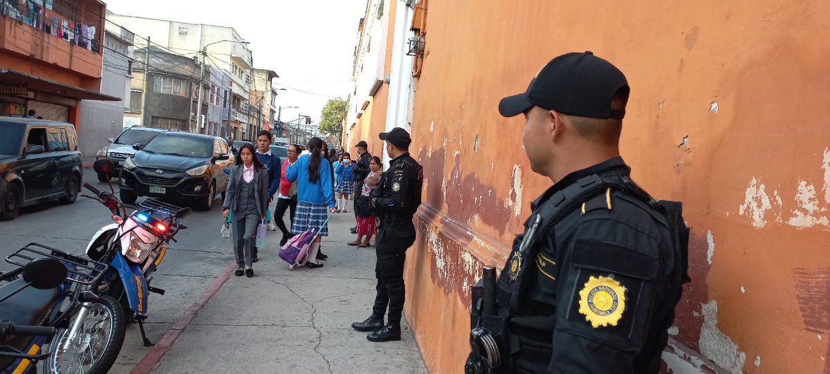 Pnc De Guatemala On Twitter Agentes De La Pnc Brindan Seguridad