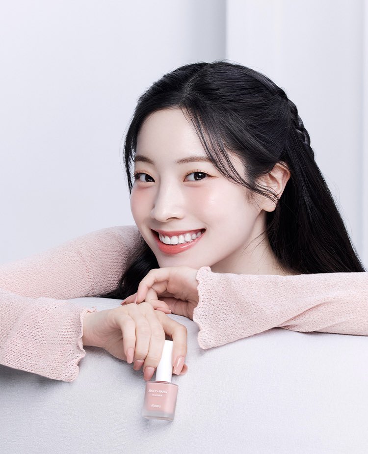 TWICE Indonesia on Twitter: "Dahyun x A’pieu #TWICE #트와이스 #DAHYUN #다현 🔗https://m.ableshop.kr ...