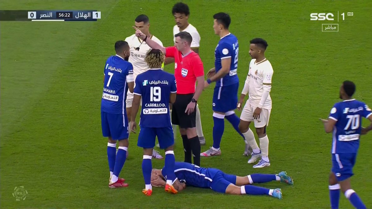 B/R Football on Twitter: "Cristiano Ronaldo got a yellow from Michael Oliver for this headlock 😅 ...