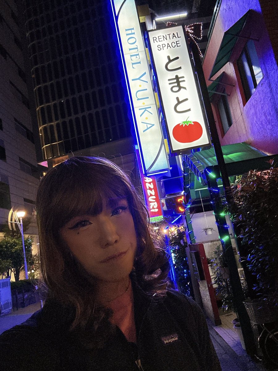 アッキーナ On Twitter 華やかな歌舞伎町タワーのすぐ裏は、援助交際が行われる立ちんぼスポット。今日も交援女子と品定めするオジさん