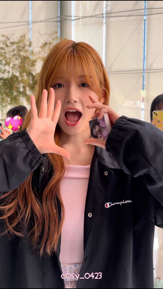 Ida on Twitter: "RT @cOsy_O423: 230419 쇼챔 일일팬매 세상사람들 울 이쁜 공쥬 보고가세요.ᐟ.ᐟ #첫사랑 #CSR #수아 #SUA"