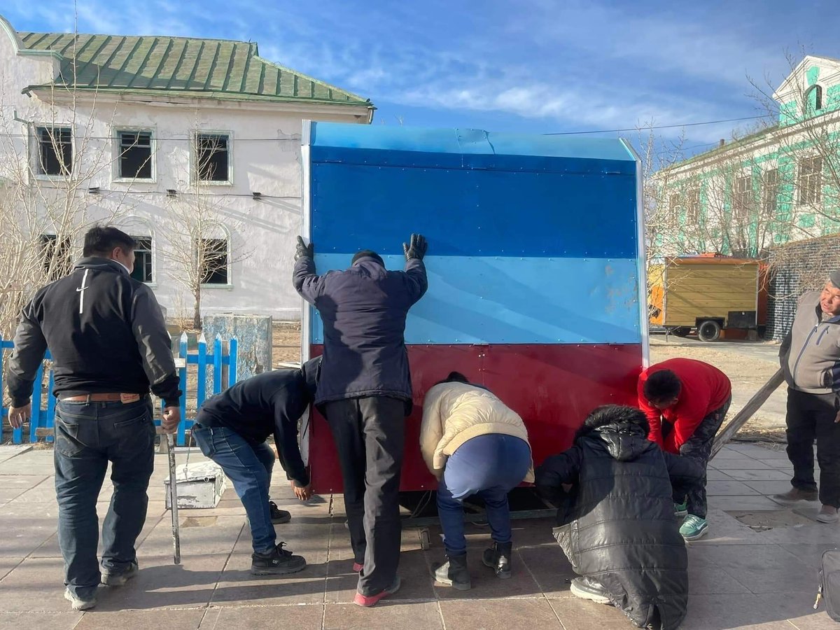 Батука On Twitter Өрөвдөлтэй дүр зураг Хоёрхон хүн 5 мин зогсох хивсийг өдөржин мөлхөж угааж