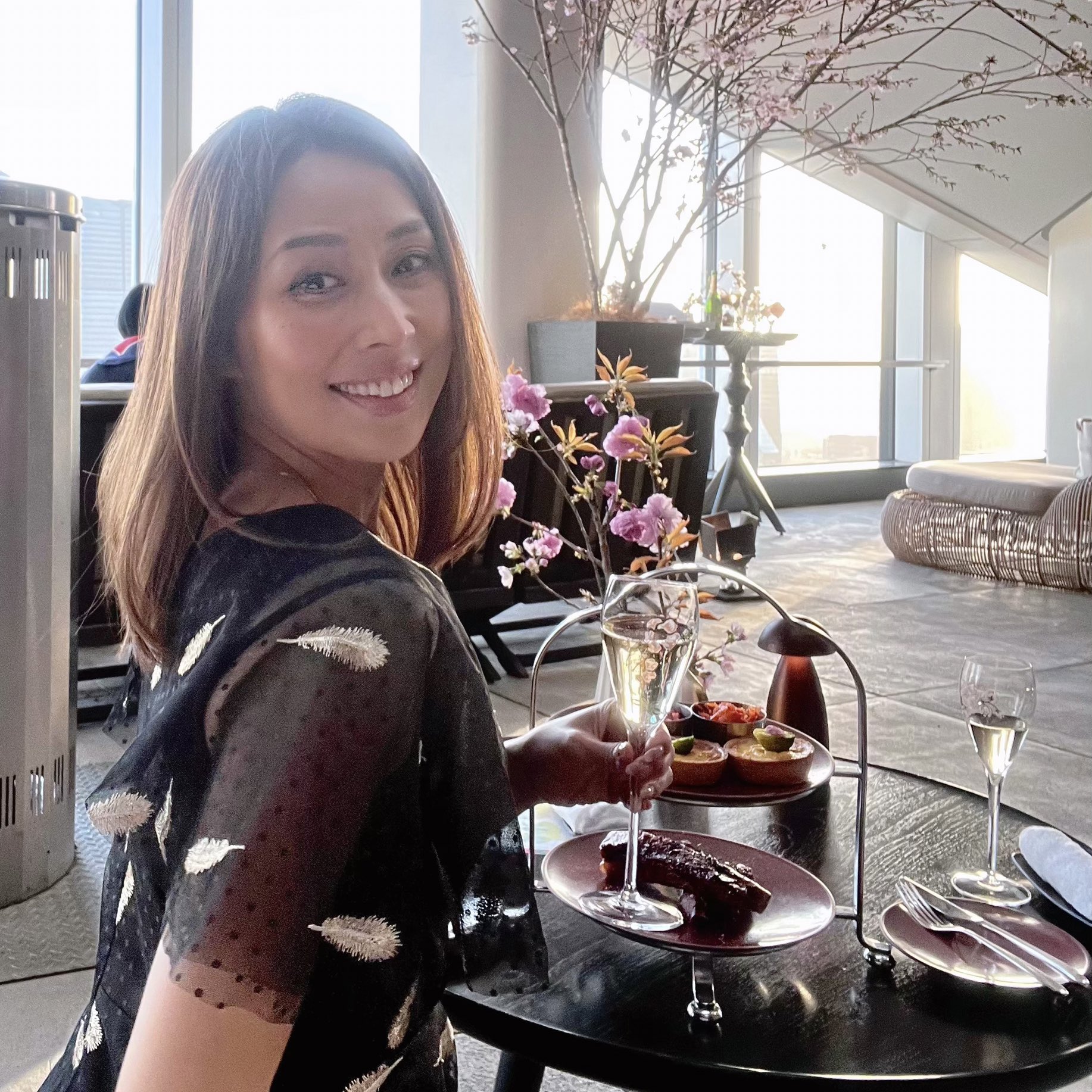 宮田綾子 on Twitter: "昨日のツイートがバズったので50歳今月の美容を紹介します ️歯のホワイトニング ️週2のトレーニング ️首肩サロン ️エレクトロポレーション ️ネイル ️ハ ...