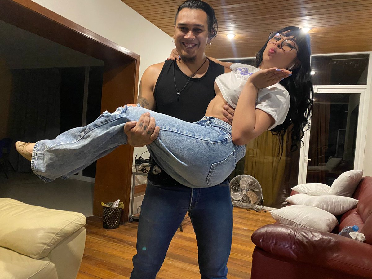 lucyan blumen XXX on Twitter: "En la ofi con @YamiRamirezmex"