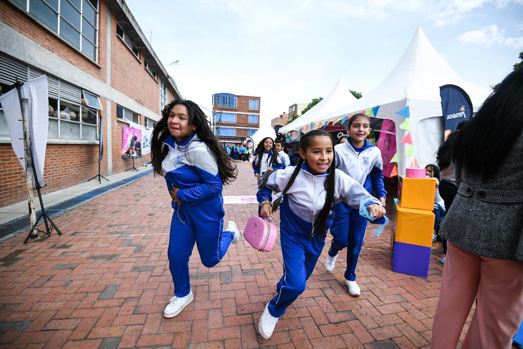 Secretaría de Educación de Bogotá on Twitter: "☀️Hoy en el Colegio Tom Adams de la Localidad de ...