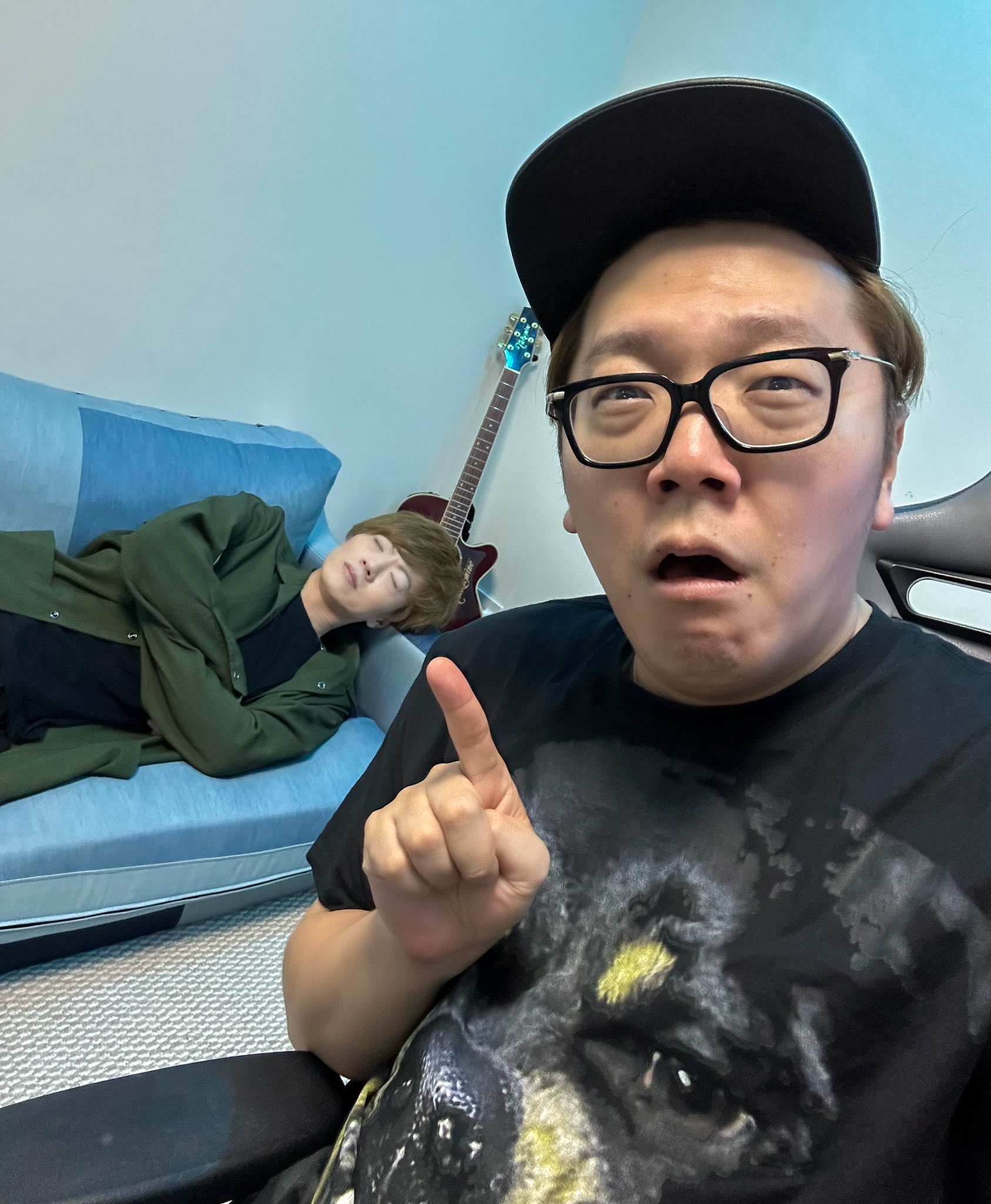 HIKAKIN😎ヒカキン 【YouTuber】 on Twitter: "お陰様で今日で34歳になりました。 今年の誕生日の瞬間は一緒に動画編集してた兄が過労の限界でダウンしました（笑 ...