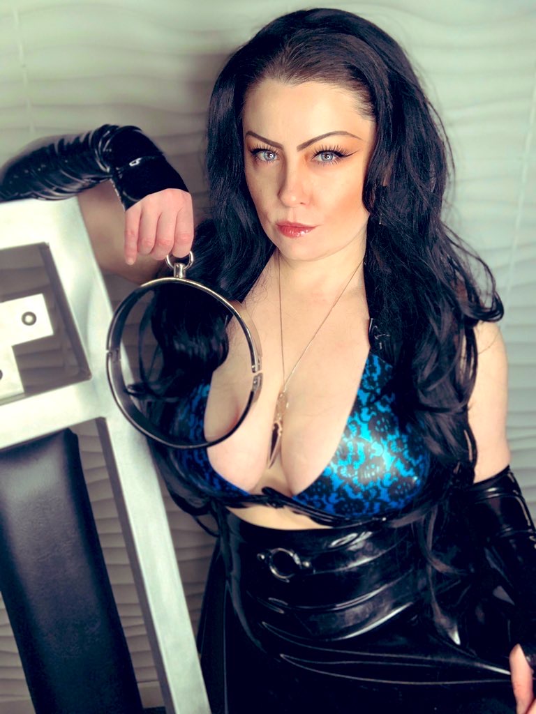 Seattle Dominatrix Domina Victoria Rage on Twitter: "It's like dangling a treat in front of a ...