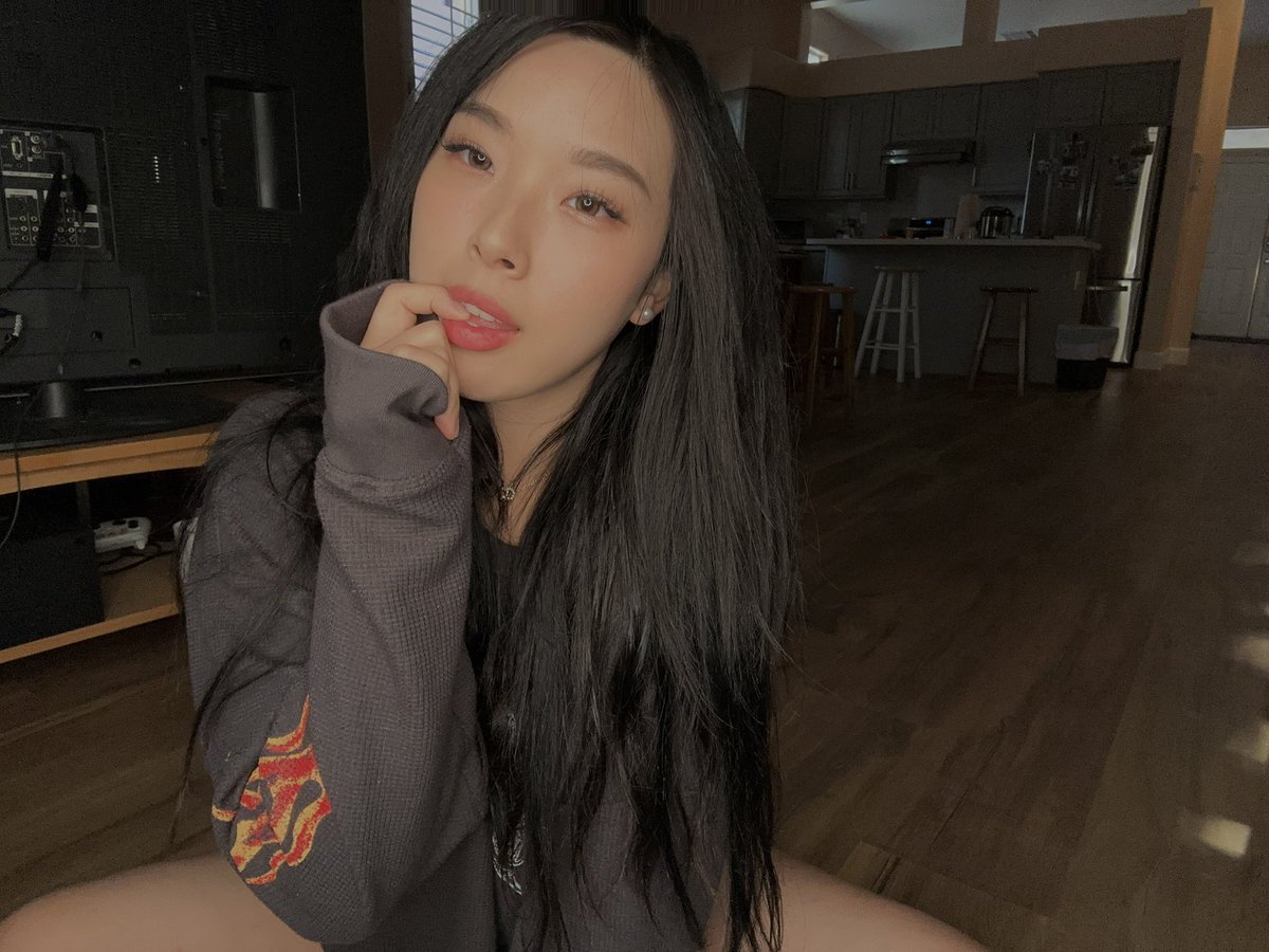 hi its been a while Elle Lee @daintybabyelle