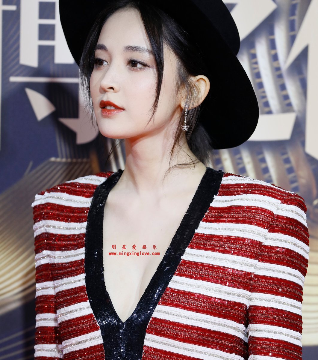 mingxinglove on Twitter: "#古力娜扎 微博之夜红毯花絮照片，深V露胸短裙、光脚高跟造型，高清4K分辨率原图无修 #生图 下载 #明星生图照相机型号 Canon EOS ...
