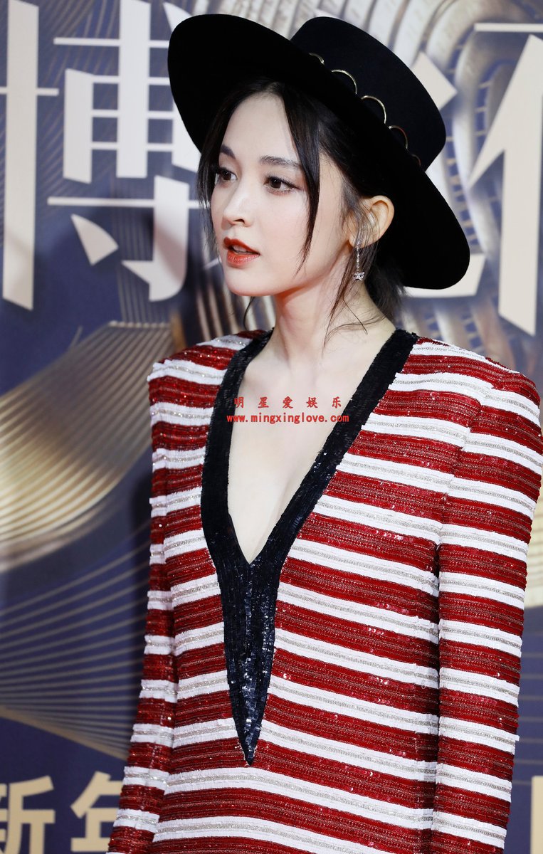 mingxinglove on Twitter: "#古力娜扎 微博之夜红毯花絮照片，深V露胸短裙、光脚高跟造型，高清4K分辨率原图无修 #生图 下载 #明星生图照相机型号 Canon EOS ...